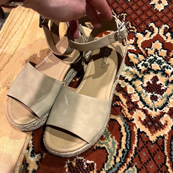 Soda | Shoes | Girls Soda Tan Sandals 35 | Poshmark